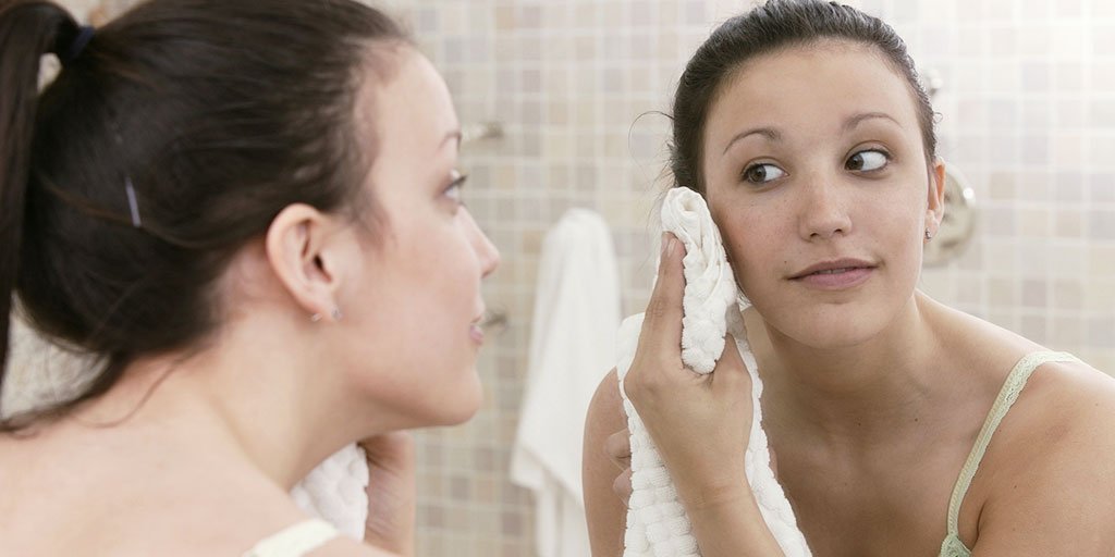 Causas del brote de acné repentino en la cara | La Roche Posay