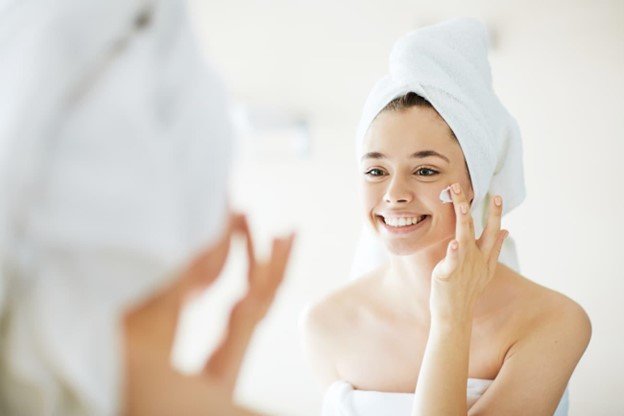 Cómo Tratar Manchas Marrones en la Piel: Consejos | La Roche Posay