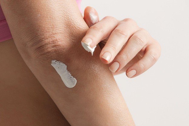 Codos secos: causas y cómo hidratarlos | La Roche Posay